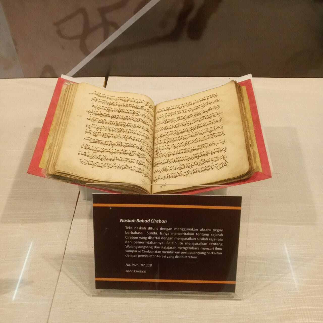 Bahasa dan Sastra dalam Naskah Babad Cirebon: Kompleksitas dan ...
