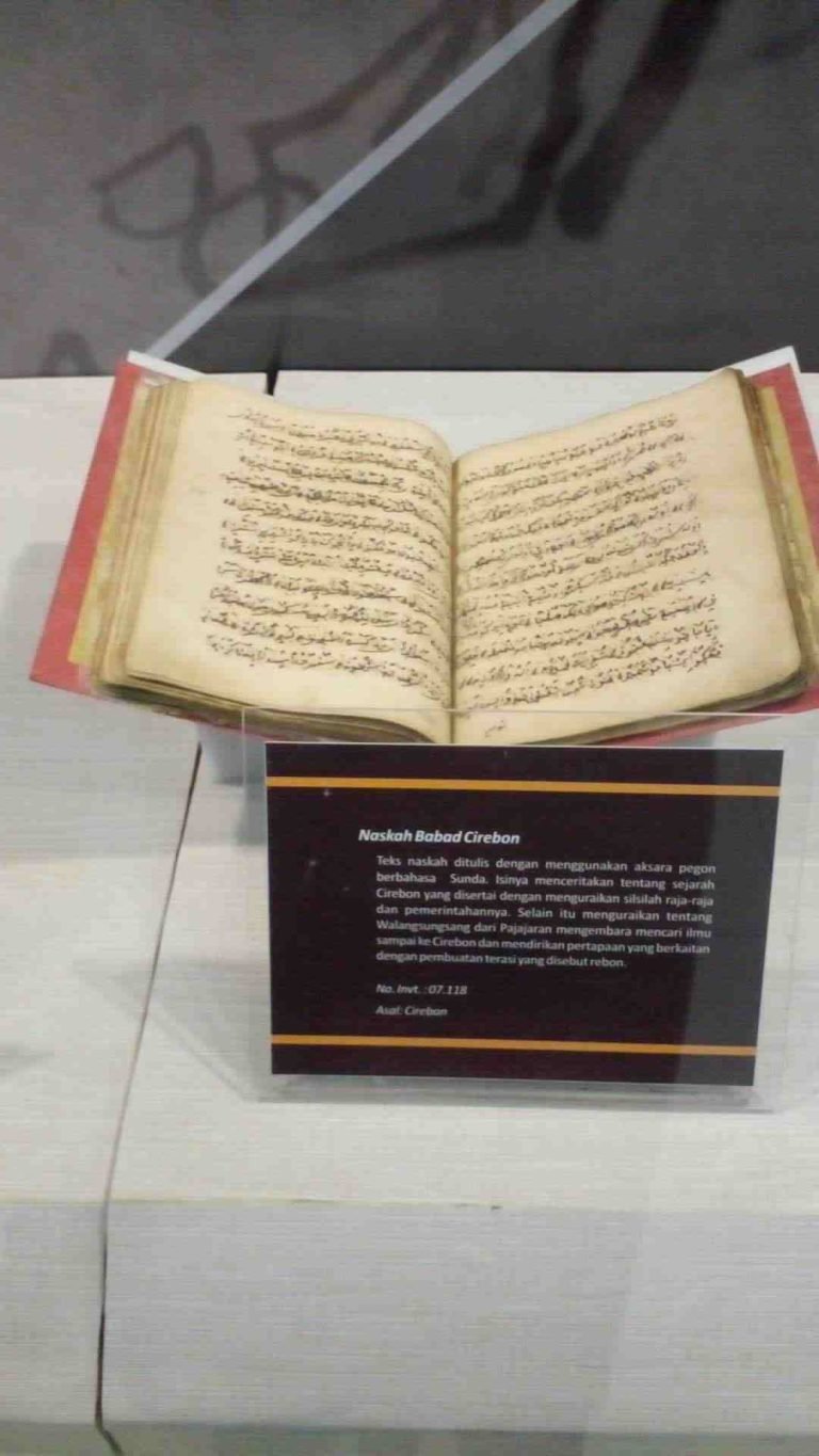 Menelusuri Jejak Budaya dan Tradisi dalam Naskah Babad Cirebon: Adat ...